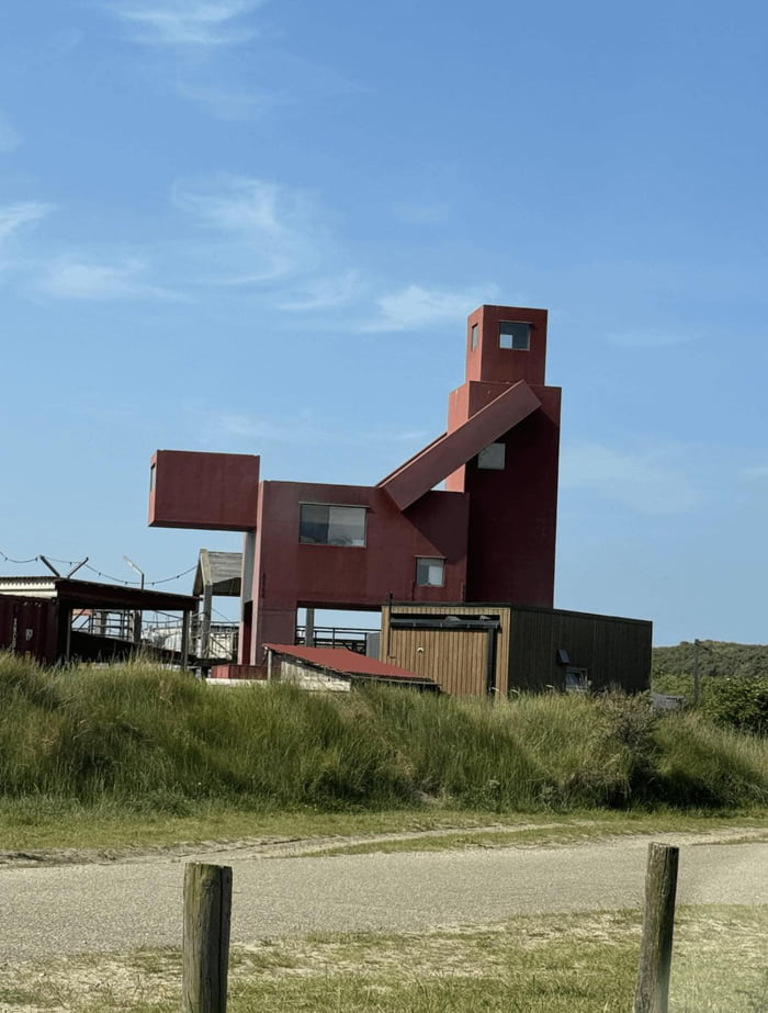 This building looks like it's ready to walk away. - 9GAG