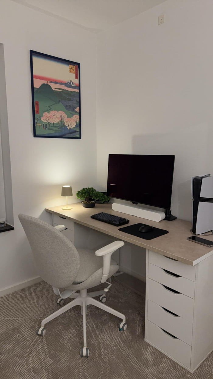 Minimalist first setup - 9GAG