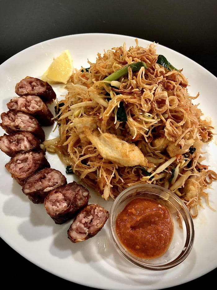 Fried rice vermicelli with crispy fish, bean sprouts, carrots n chives ...