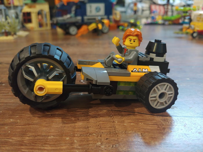 Anyone else love the ridiculous vehicles in the Lego sets? - 9GAG