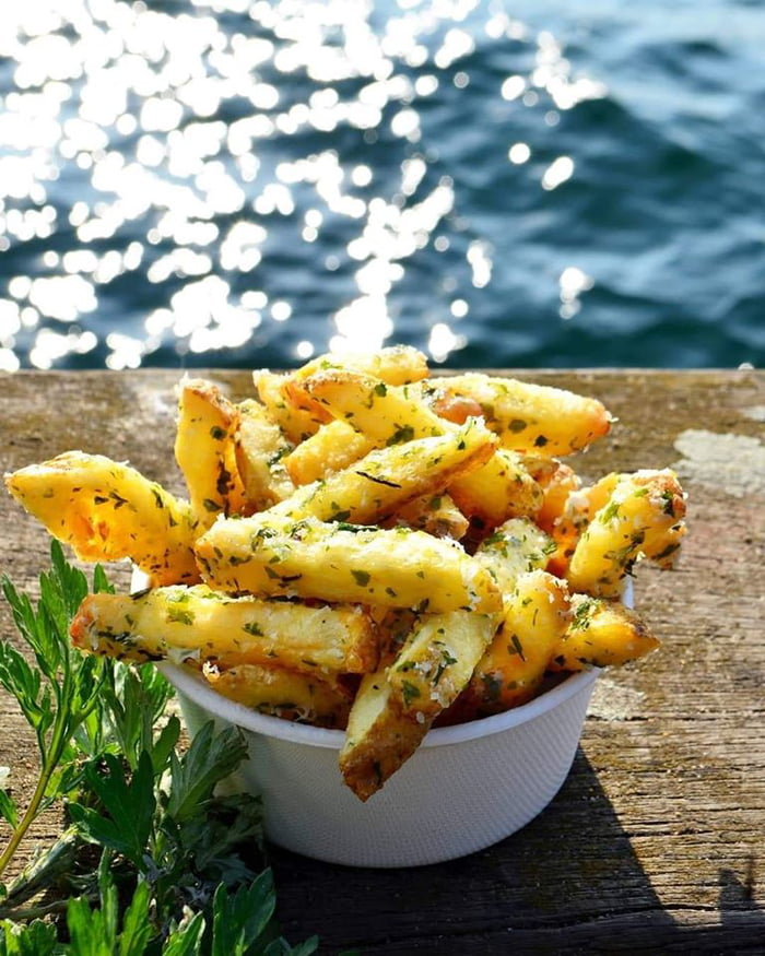 Triple cooked parmesan fries with sea salt and wild garlic - 9GAG