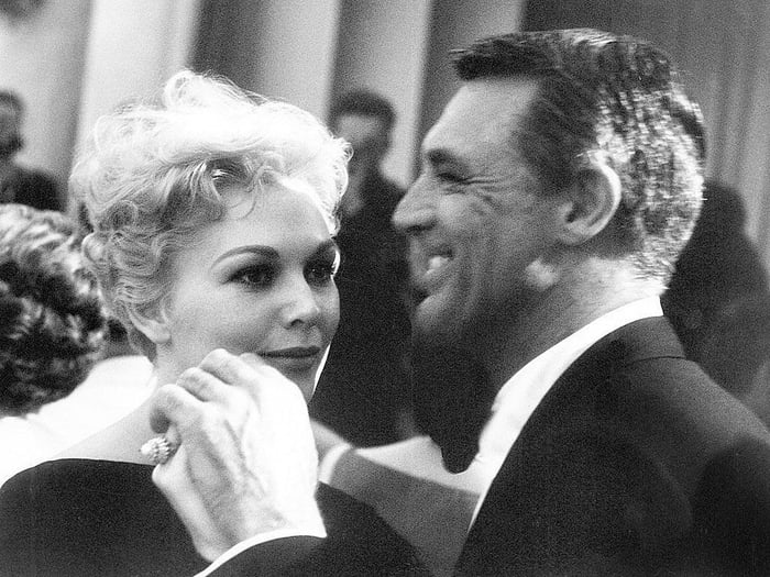 Cary Grant and Kim Novak dancing at Cannes :: 1959 - 9GAG
