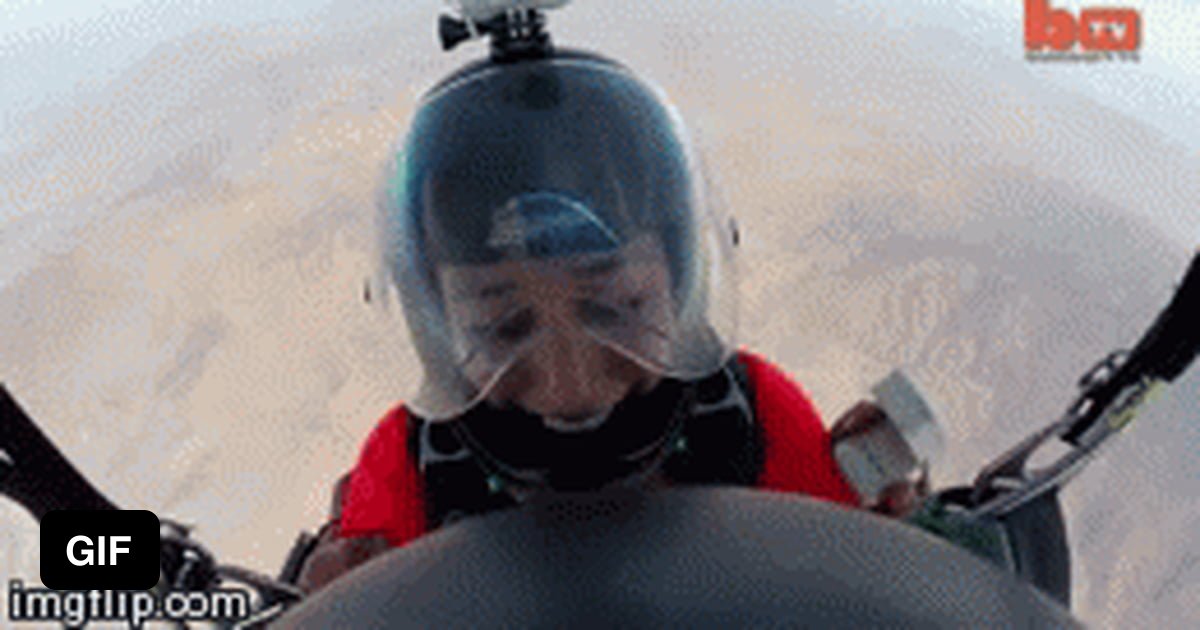 This is why you don't propose in a skydive - 9GAG