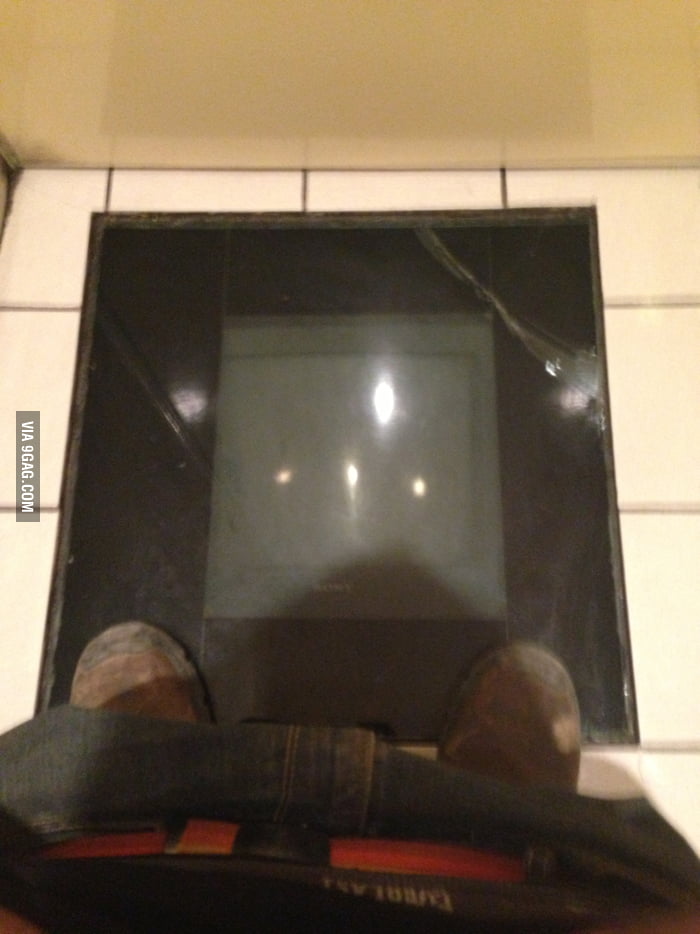 Pooping in a restaurant in France.. Life's good - 9GAG