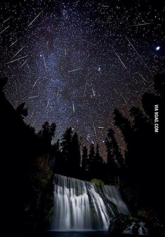 Meteor shower in America, pretty cool? F**k yeah. - 9GAG