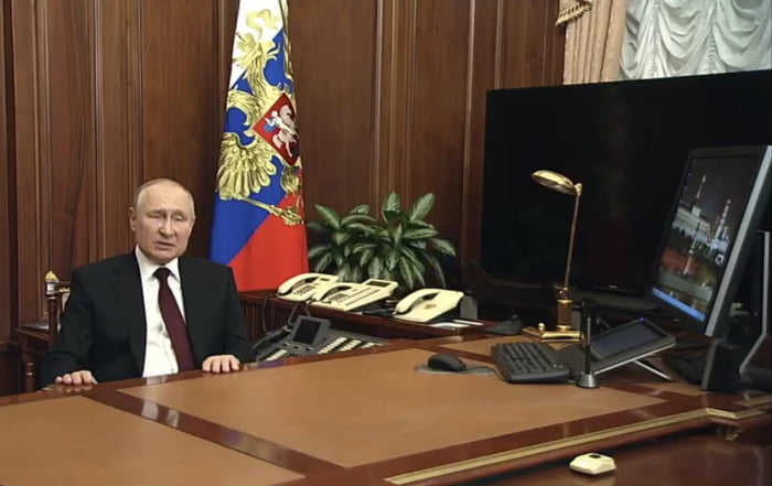 Putin uses Windows XP - 9GAG