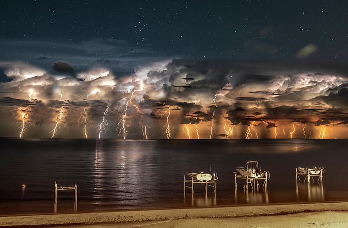 Lightning over Lake Ontario - Nature you Crazy!! - 9GAG