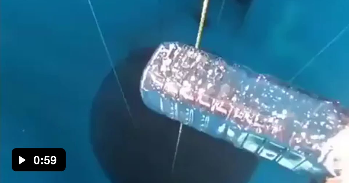 Diver showing how the water pressure increases as you dive deeper - 9GAG