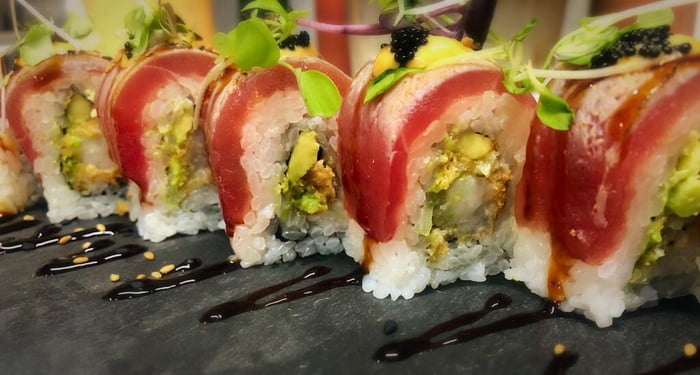 Shrimp tempura avocado maki topped with torched tuna spicy Mayo tobiko and eel sauce - 9GAG