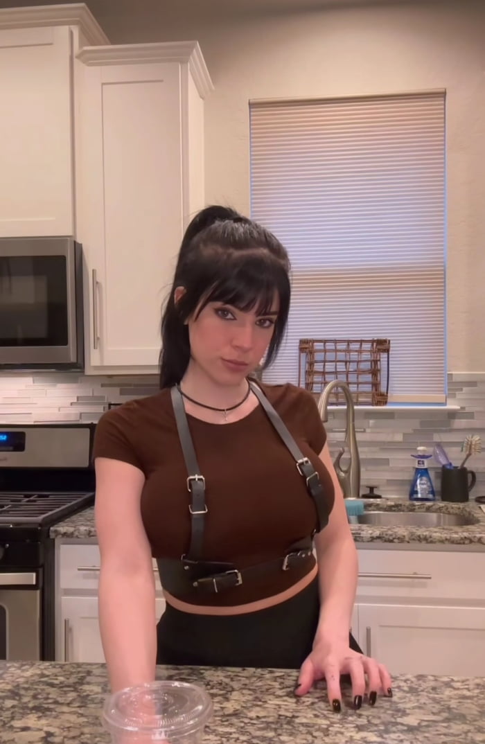 Why is 2busty2jide so freaking hot? - 9GAG