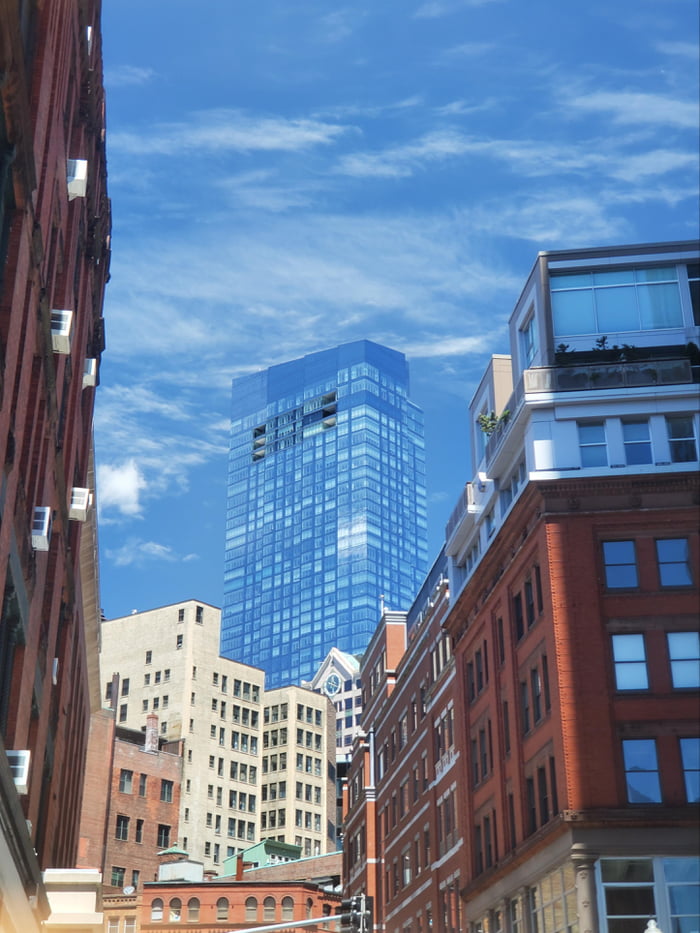 This building looks like its blending into the sky - 9GAG