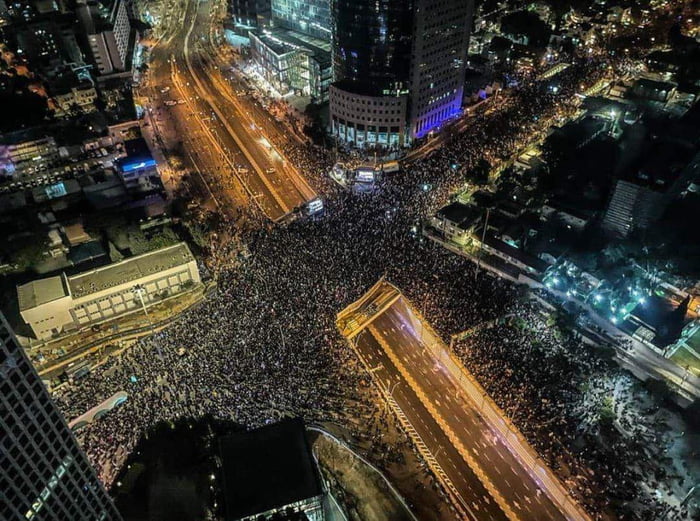 Tens of thousands of Israelis occupy the streets of Tel Aviv right now ...