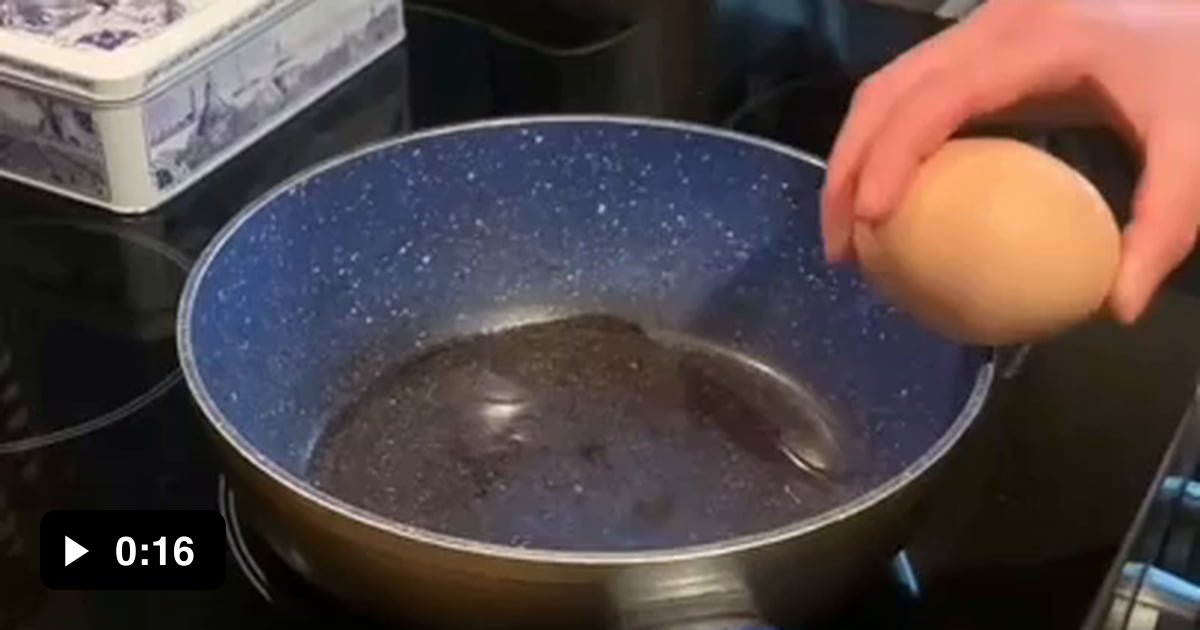 Egg-ception. GFs parents chicken laid an mega egg(180gr).instead of an expected double yolk ...