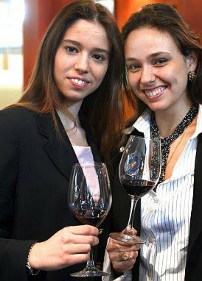 The last descendants of Mona Lisa, Natalia and Irina Strozzi. - 9GAG