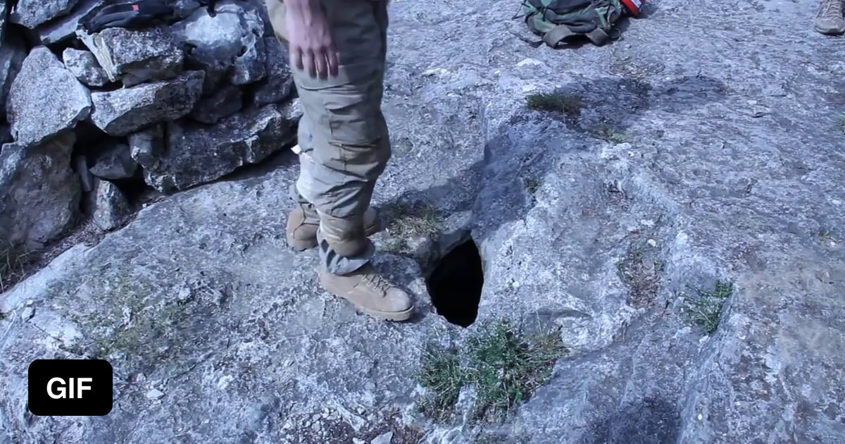 Tight squeeze at Deep Cave - 9GAG