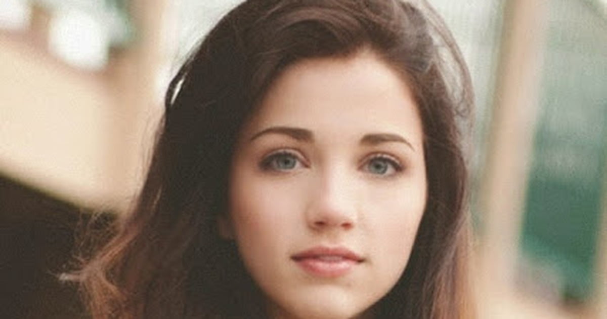 Emily Rudd looks like she smells good - 9GAG