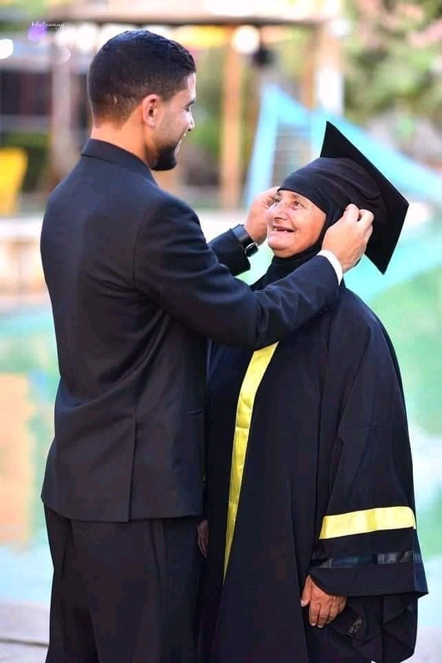 Graduation picture of the year - 9GAG