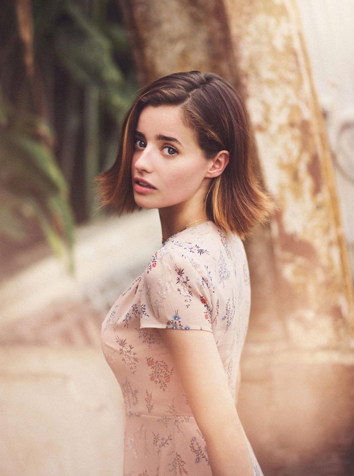 Holly Earl - 9GAG