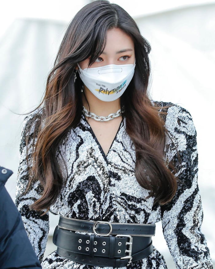 ITZY - Yuna's gaze - 9GAG