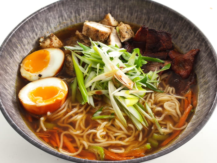 Ramen with pork, szechuan chicken and vegetables - 9GAG