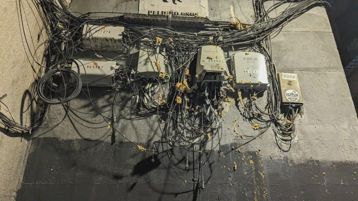 Wire squid, a electrical Nightmare - 9GAG