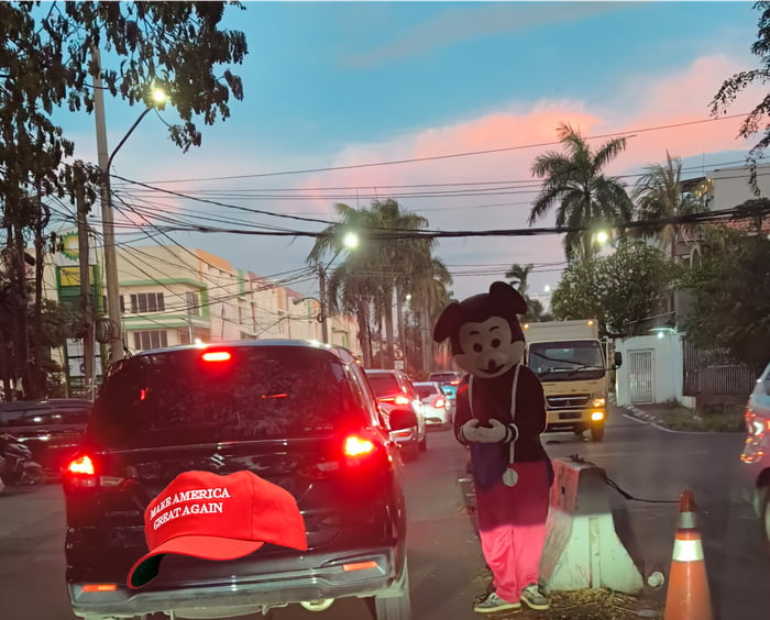 Mickey getting back to work after Snow white incident. - 9GAG