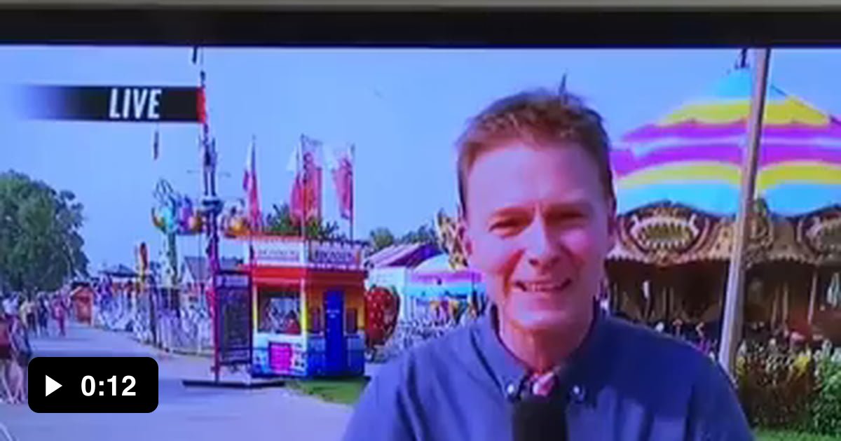 Bad Photobomb Timing - 9GAG