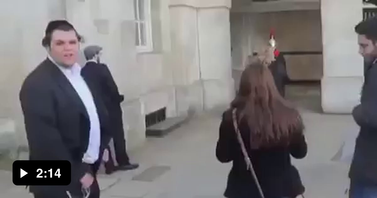 Making a Queens Guard laugh - 9GAG
