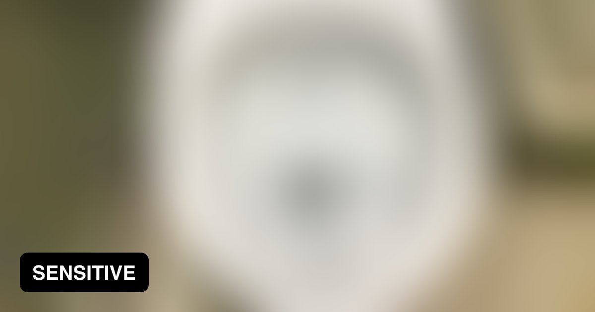 Fellow 9GAG Bros, where do you aim that splash the least amount of pee? - 9GAG