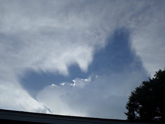 The space in these clouds look like the bat signal - 9GAG