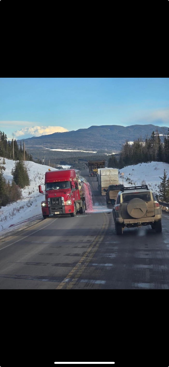 Wide load, way she goes. - 9GAG