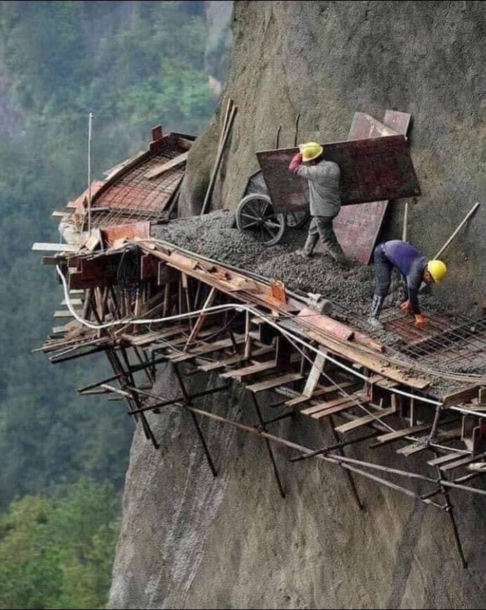 Chinese mountain walkway under construction. - 9GAG