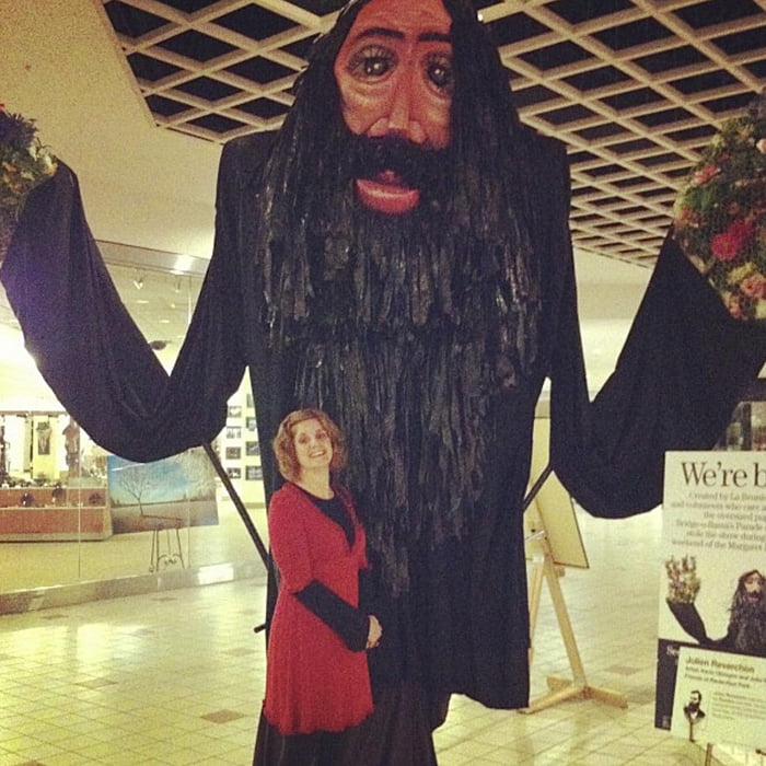 Statue at Valley View Center, Dallas TX - 9GAG