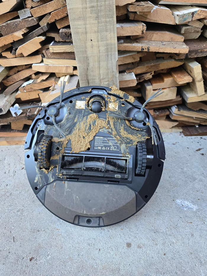 This Roomba helped smear cat poop on brand new carpet throughout the entire house - 9GAG