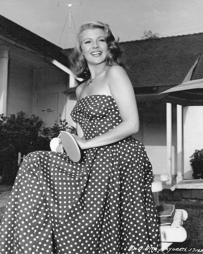Rita Hayworth just being absolutely stunning in the 40s - 9GAG
