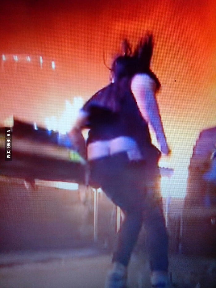 Paused at the right time to see skrillex butt crack... ok I guess - 9GAG