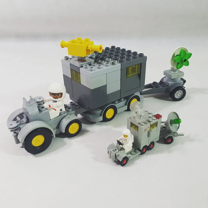LEGO 894 Mobile Tracking Station, Non-US Version of 452, made from ...