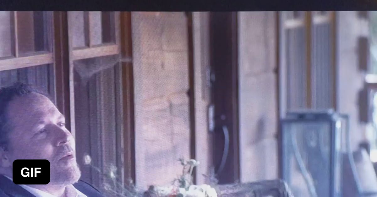 (Endgame) Never noticed boom mic visible. - 9GAG