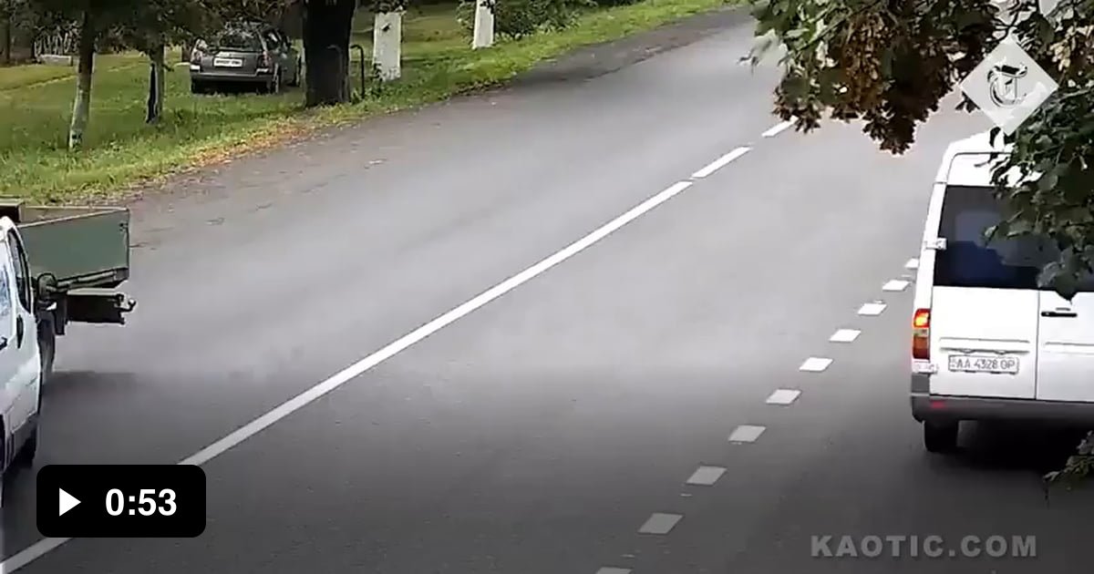 Distracted driver opens his van like a can of tuna - 9GAG