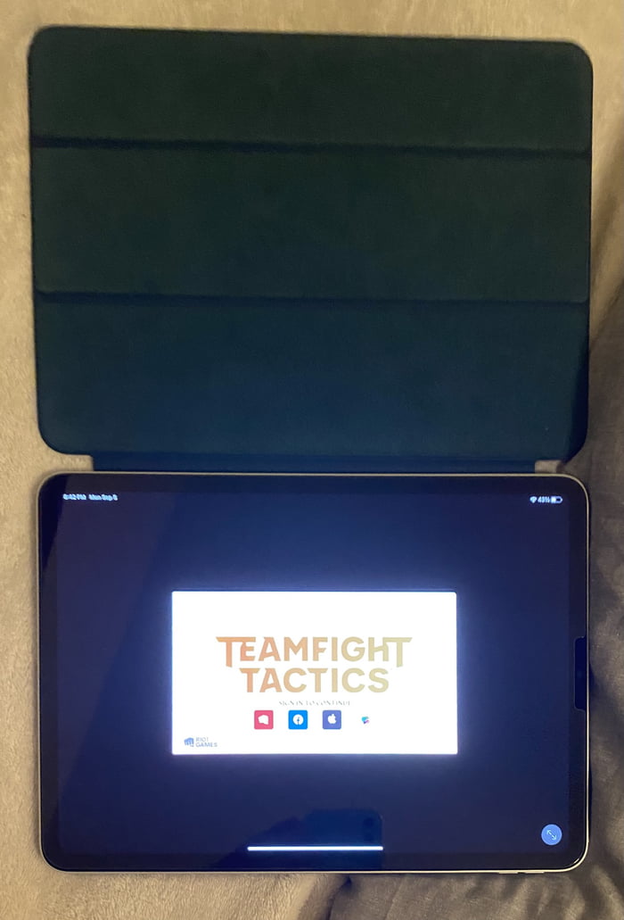 Day 2 of showing how painful it is to play on tablet - 9GAG