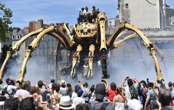 This Mechanical Spider - "La Princesse" is 15-metre (50-foot ...