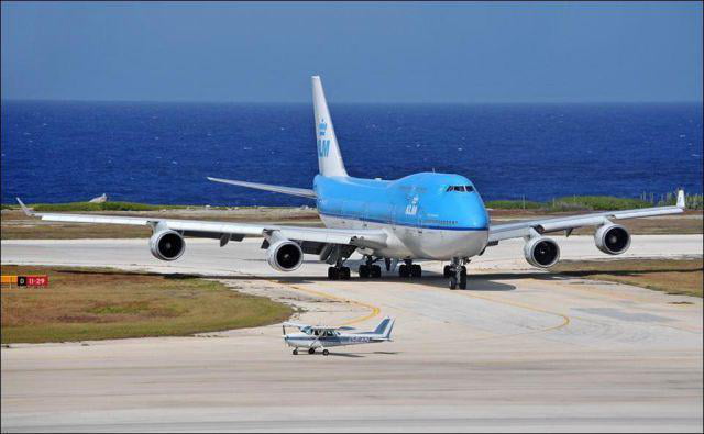Size comparison between a Cessna 172 and a Boeing 747. - 9GAG