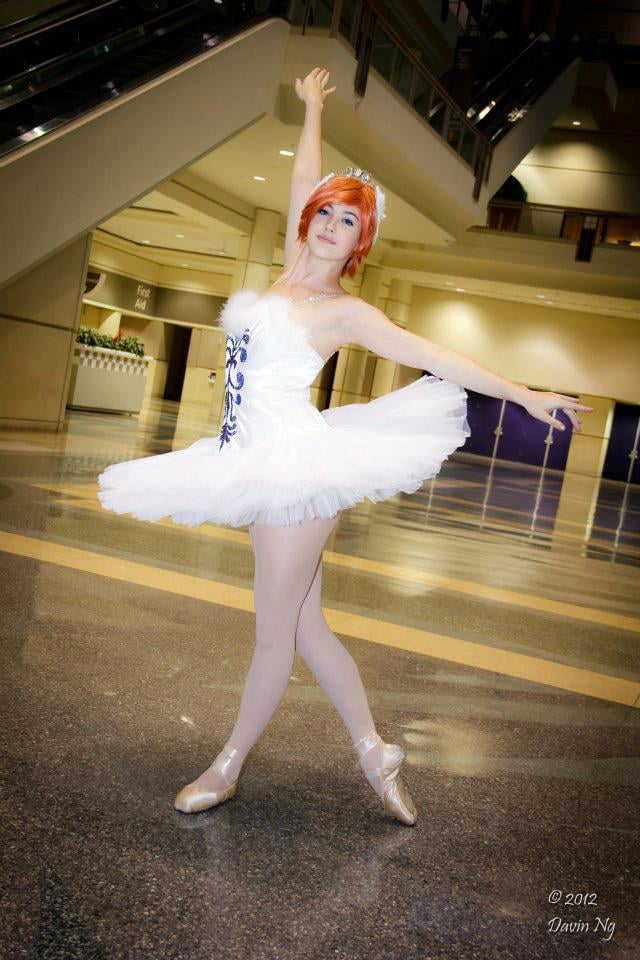Pantyhose Legs #260: An incredibly cute Ahiru (Princess Tutu) cosplay ...