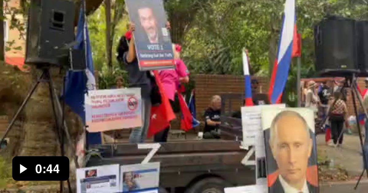 Australians with tricolors ( Russian flag ) and portraits of Putin ...