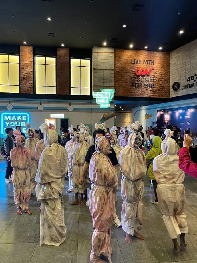 Pocong nonton pocong - 9GAG