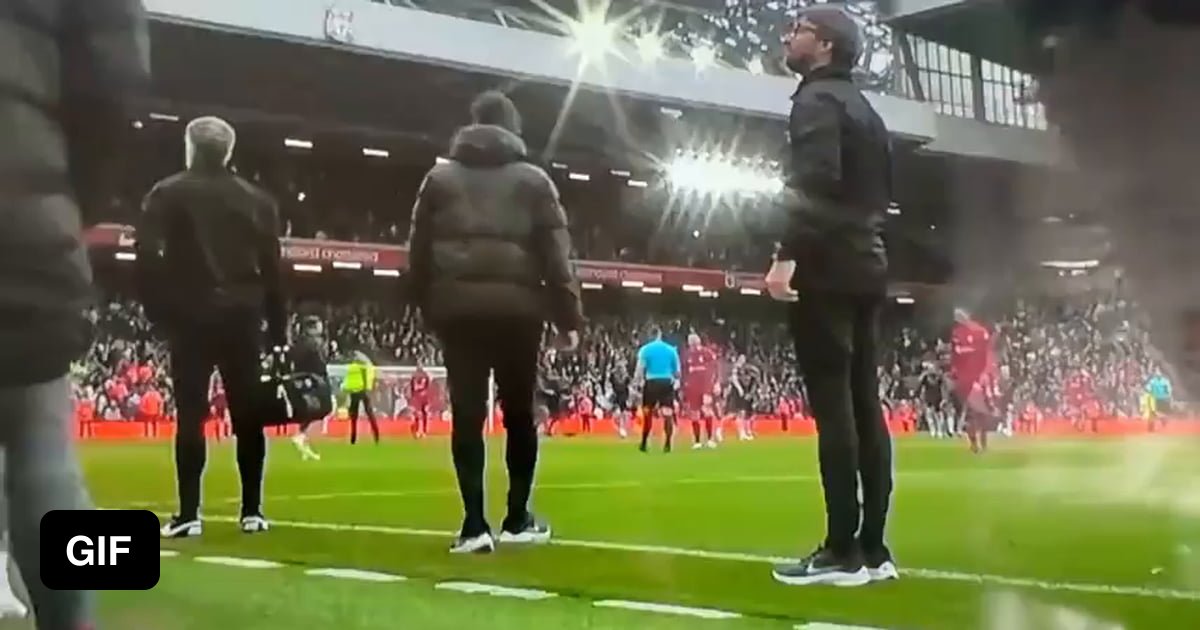 Robertson gets elbowed by the linesman - 9GAG