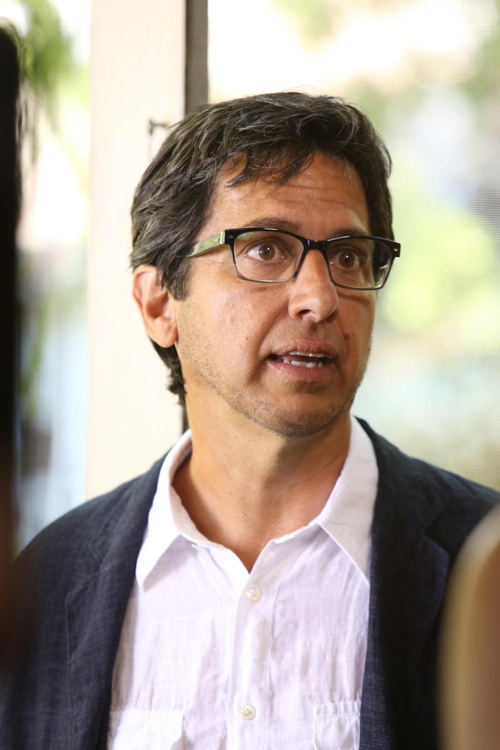 Anybody know what glasses Ray Romano is wearing here? - 9GAG