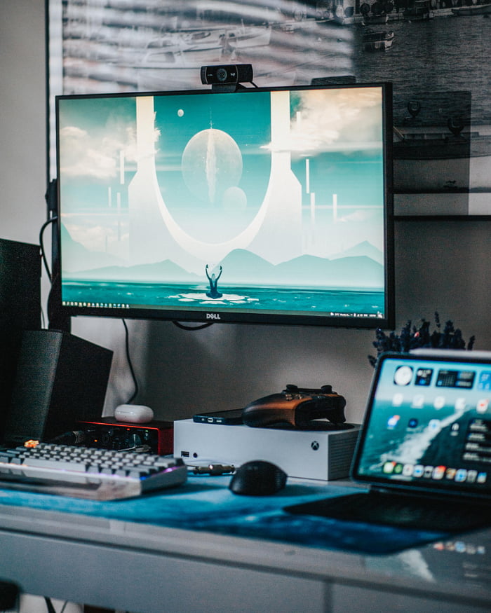 Minimal work & play setup - 9GAG