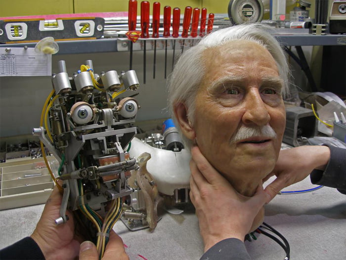 The inside of an animatronic vs. The outside - 9GAG