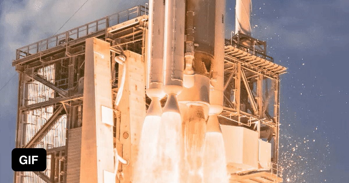 Twin Engine Atlas V during takeoff - 9GAG